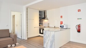 Apartamento, 1 quarto | Cozinha privada | Uma cafeteira/bule, um frigorífico, um micro-ondas, um forno 