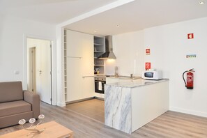 Apartamento, 1 quarto | Cozinha privada | Um frigorífico, um micro-ondas, um forno, uma placa de cozinha 