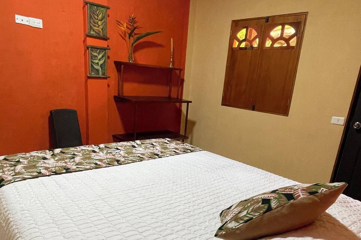 Quarto casal grand | Edredons de pluma, escrivaninha, cortinas blackout, Wi-Fi de cortesia