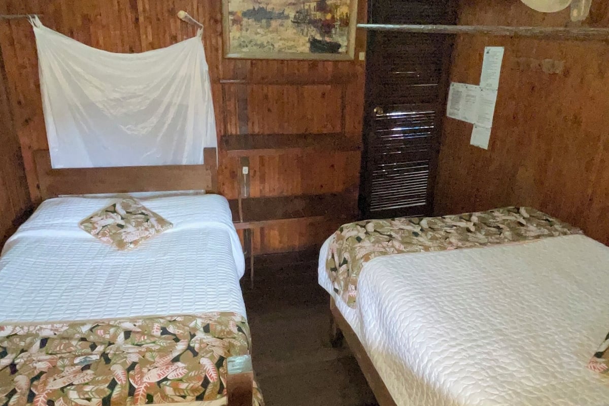 Quarto casal conforto, 2 camas de casal, para não fumantes | Edredons de pluma, escrivaninha, cortinas blackout, Wi-Fi de cortesia