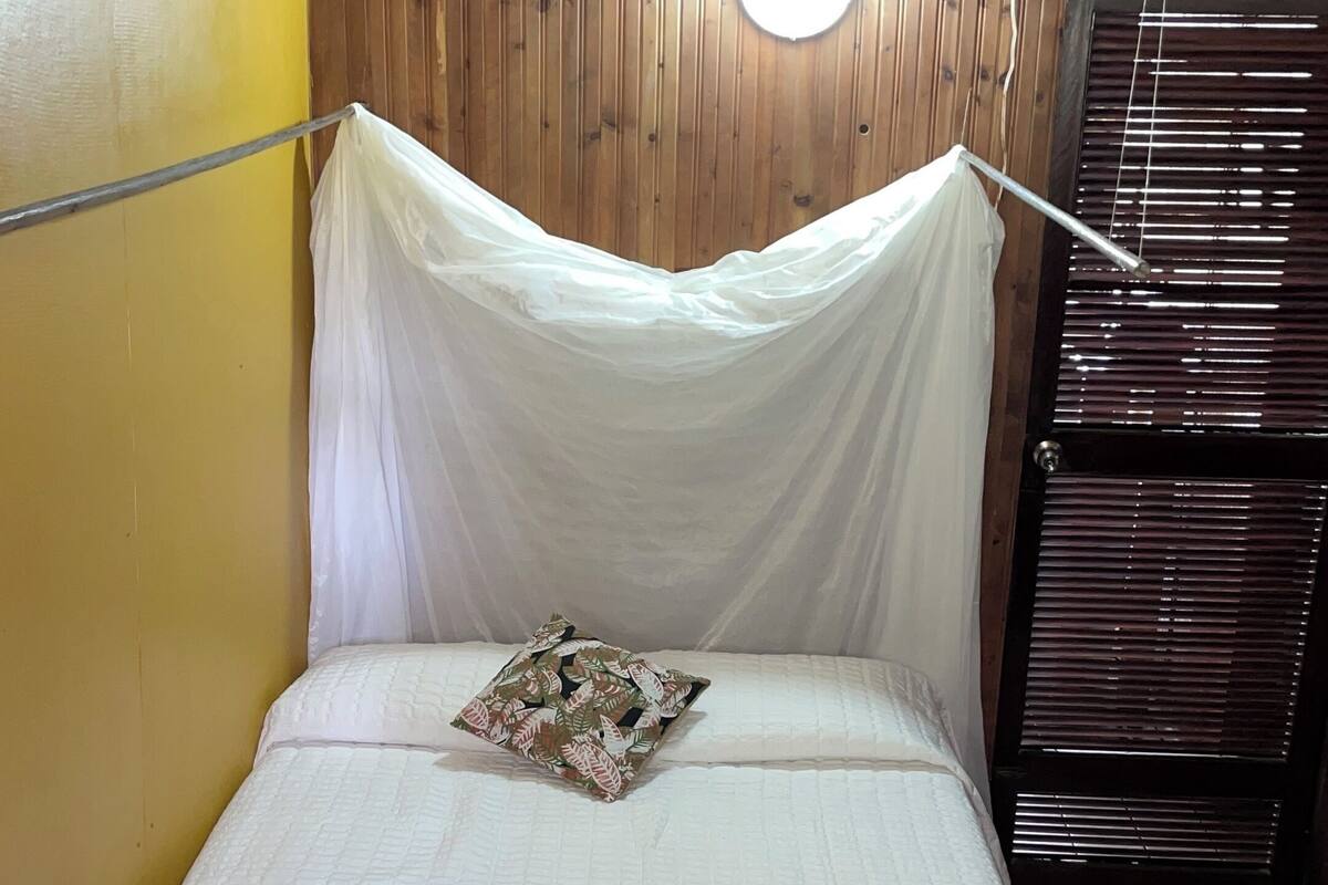 Quarto casal conforto, para não fumantes | Edredons de pluma, escrivaninha, cortinas blackout, Wi-Fi de cortesia