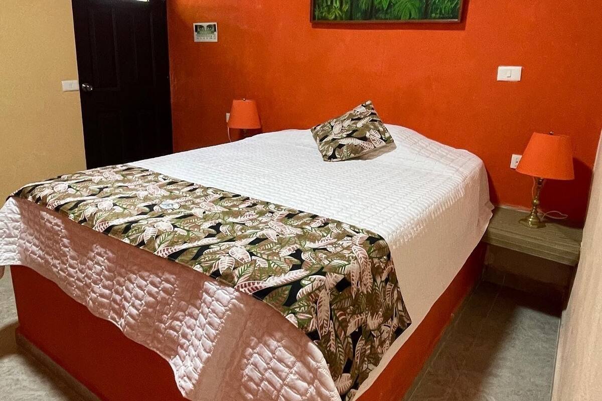Quarto casal grand | Edredons de pluma, escrivaninha, cortinas blackout, Wi-Fi de cortesia