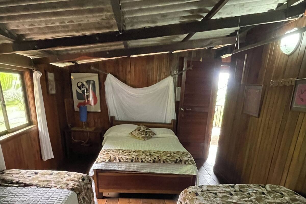 Quarto quádruplo família, para não fumantes | Edredons de pluma, escrivaninha, cortinas blackout, Wi-Fi de cortesia