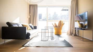 Apartamento, varanda | Sala de estar | TV de ecrã plano, piso aquecido