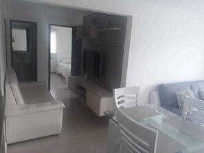 Apartamento Económico, 1 cama de casal, não fumadores | Sala de estar | TV de ecrã plano 