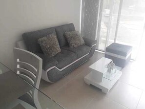 Apartamento Económico, 1 cama de casal, não fumadores | Sala | TV de ecrã plano 