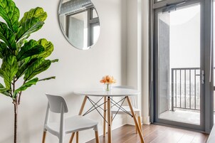 Estúdio Clássico, 1 cama king-size, não fumadores, cozinha (Self Check-in with Virtual Front Desk) | Refeições no quarto