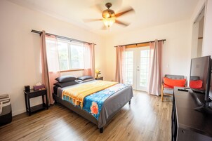 Quarto Duplo Económico, 1 cama queen-size, casa de banho partilhada, vista para o jardim | Wi-fi grátis, roupa de cama fornecida 