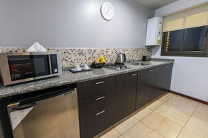 Apartamento clássico, 1 cama de casal e sofá-cama, para não fumantes | Cozinha privada | Micro-ondas, chaleira elétrica, talheres/pratos/utensílios de cozinha