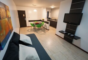 Apartamento clássico, 1 cama de casal e sofá-cama, para não fumantes | Área de estar | TV LED