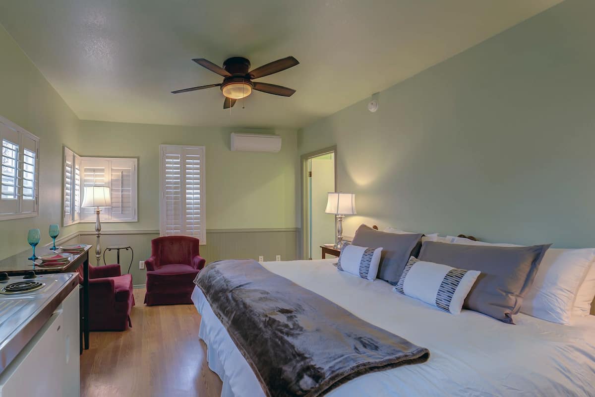 Suite de Luxo, 1 cama king-size, vista para o jardim | Ferro/tábua de engomar, Wi-fi grátis, com decoração personalizada 