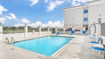 Piscina externa, funciona das 10h às 22h, espreguiçadeiras