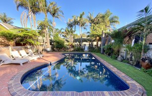 Piscina exterior, espreguiçadeiras 