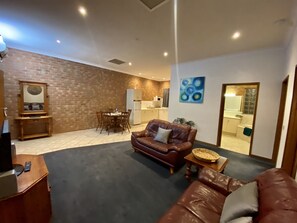 Apartamento Familiar, 2 quartos, não fumadores | Sala | TV de ecrã plano 