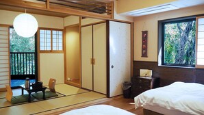 Um quarto tradicional japonês com tatames, um painel shoji e um futon.