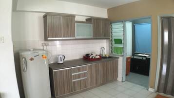 Apartamento, 3 quartos, não fumadores | Kitchenette privada | Um frigorífico, uma placa de cozinha, uma chaleira elétrica