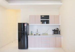 Estúdio, não fumadores | Kitchenette privada | Um frigorífico, um micro-ondas, uma placa de cozinha 