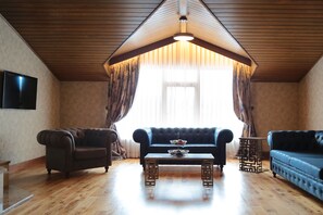 Suite, não fumadores | Sala de estar | Smart TV de 43 polegadas com canais via satélite, televisor 