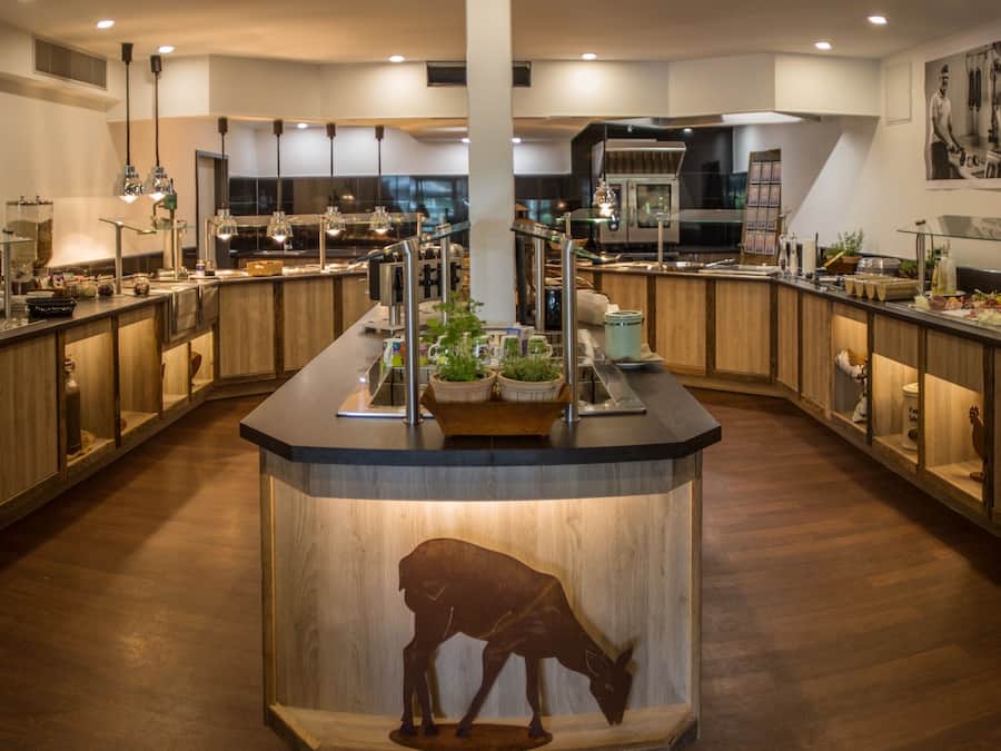 Café da manhã com buffet grátis todos os dias