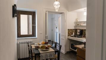 Um frigorífico no espaço comum, um micro-ondas no espaço comum