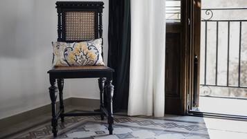 Quarto Triplo Superior | Minibar, secretária, cortinas/cortinados opacos, quartos insonorizados