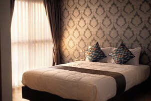 Suíte júnior, sacada | Frigobar, escrivaninha, Wi-Fi de cortesia