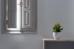 Minibar, cofre no quarto, cortinas/cortinados opacos