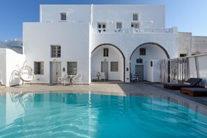 Piscina exterior, espreguiçadeiras