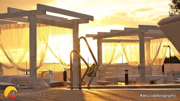 7 piscinas internas, piscina externa, espreguiçadeiras