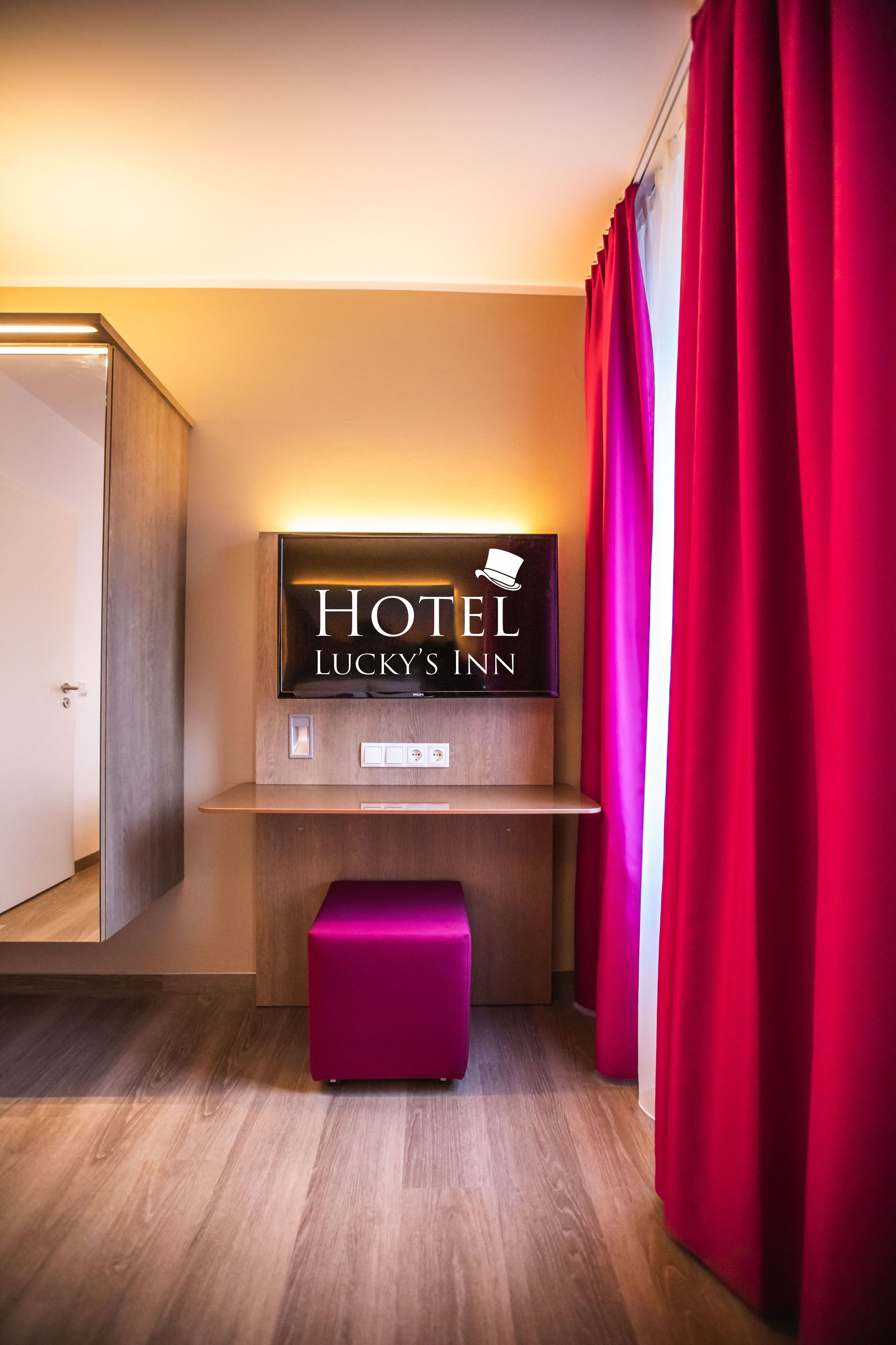 Quarto Duplo Comfort, 1 quarto, casa de banho privativa, Vista para a cidade | Sala de estar | Televisor de ecrã plano de 36 polegadas com canais por cabo, televisor 