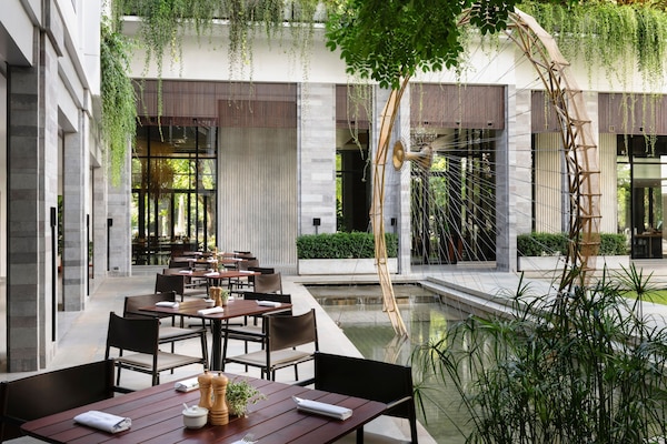 3 restaurantes: servem pequenos-almoços, almoços e jantares