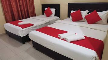 Quarto de hotel com duas camas, cada uma com roupa de cama branca e detalhes vermelhos, e uma cortina vermelha.