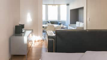 Apartamento conforto, 2 camas Queen | Área de estar | TV de tela plana