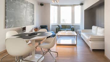 Apartamento conforto, 2 camas Queen | Área de estar | TV de tela plana