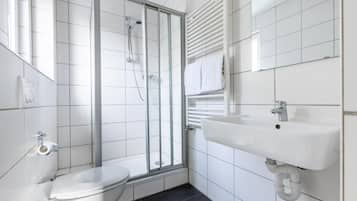 Quarto Duplo Básico | Casa de banho | Um polibã, um secador de cabelo, toalhas fornecidas, sabão