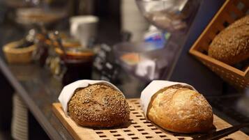 Duas pães sobre uma tábua de madeira.