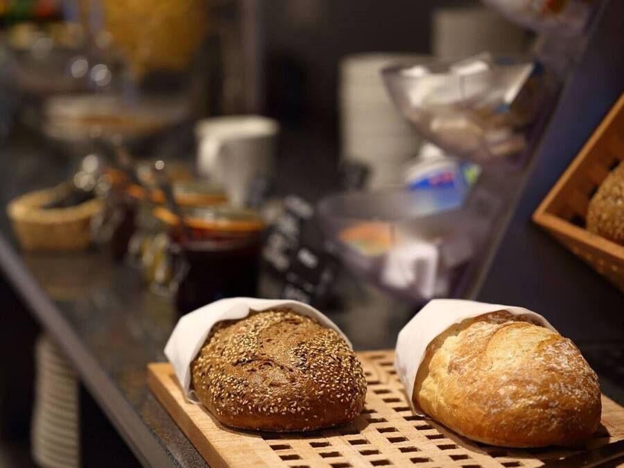 Duas pães sobre uma tábua de madeira.