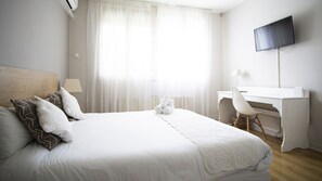 Quarto casal conforto, 1 cama Queen | Escrivaninha, cortinas blackout, ferros/tábuas de passar roupa