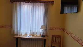 Quarto casal superior, 1 cama de casal, para não fumantes | 1 quarto, cortinas blackout, Wi-Fi de cortesia, roupa de cama