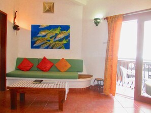 Apartamento Económico em Condomínio Fechado, 1 cama de casal, não fumadores | Sala de estar | Televisor, leitor de DVD 