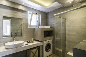 Suíte júnior, 1 cama Queen e sofá-cama, cozinha, vista para o mar | Banheiro | Chuveiro, chuveiro com efeito de chuva, produtos de toalete grátis 