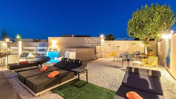 Terraço com espreguiçadeiras