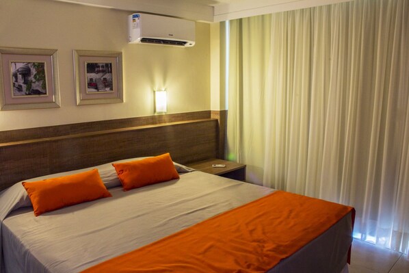 Apartamento (Single - Sem vista mar) | Cofre no quarto, cortinas/cortinados opacos, ferro/tábua de engomar 