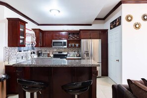 Apartamento Superior, 2 quartos, não fumadores | Cozinha privada | Um frigorífico, um micro-ondas, um forno, uma placa de cozinha