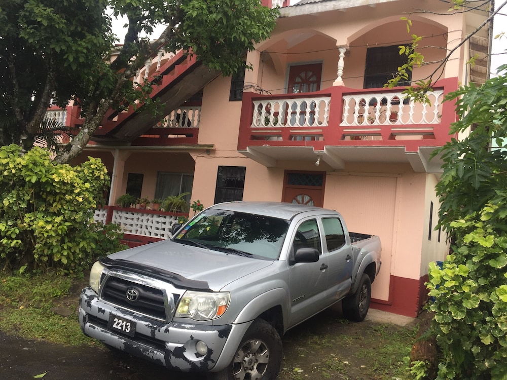 Anne Está En Casa Lejos De Casa - Santa Lucía