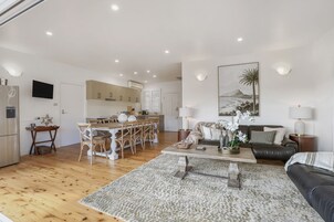 Villa de Luxo, 1 quarto, varanda, vista para o lago | Sala de estar | Lareira, aparelhagem 