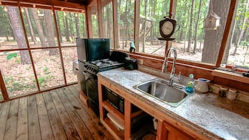 Quarto Duplo para 1 Pessoa, 1 cama king-size, não fumadores, cozinha | Cozinha privada | Um frigorífico, um micro-ondas, uma cafeteira/bule, uma cadeira de bebé