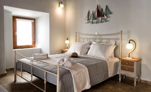 Estúdio Romântico | Com decoração personalizada, com mobília individualizada, secretária 