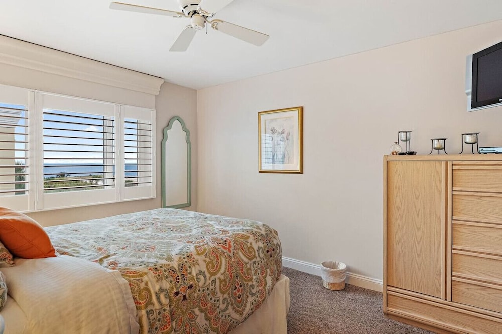Land's End Beachfront Elegance: Top Floor Corner - St. Pete Beach, FL