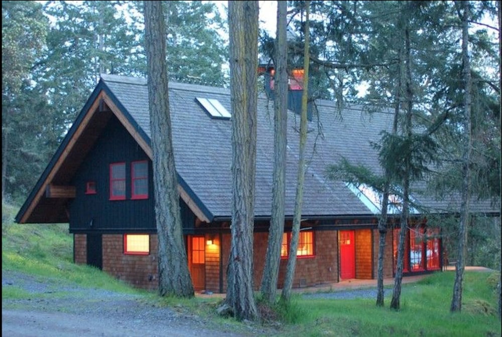 Stunning 4 Bedroom Water View Home On Historic Slanted Apple Farm- Sleeps 8 - Friday Harbor, WA